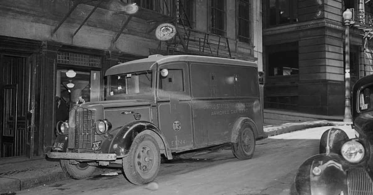 Crazy Facts About Bank Robberies - Factinate