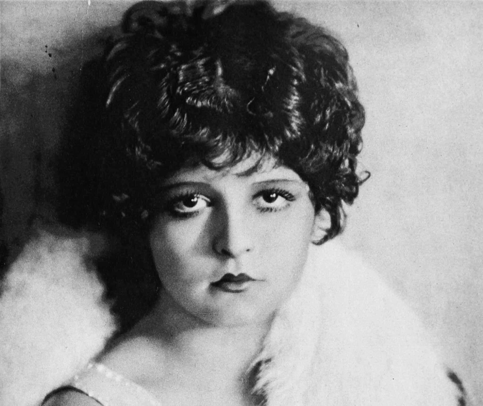 Tragic Facts About Clara Bow, Hollywood’s First “It” Girl