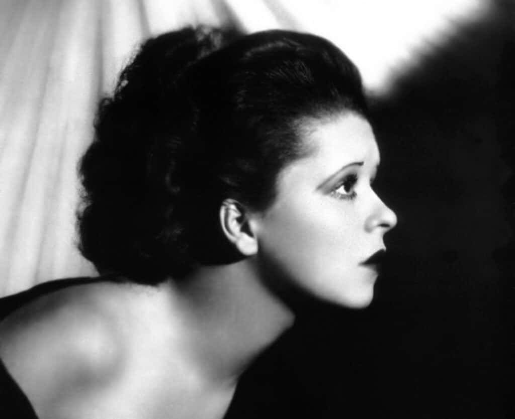 Tragic Facts About Clara Bow, Hollywood’s First “It” Girl
