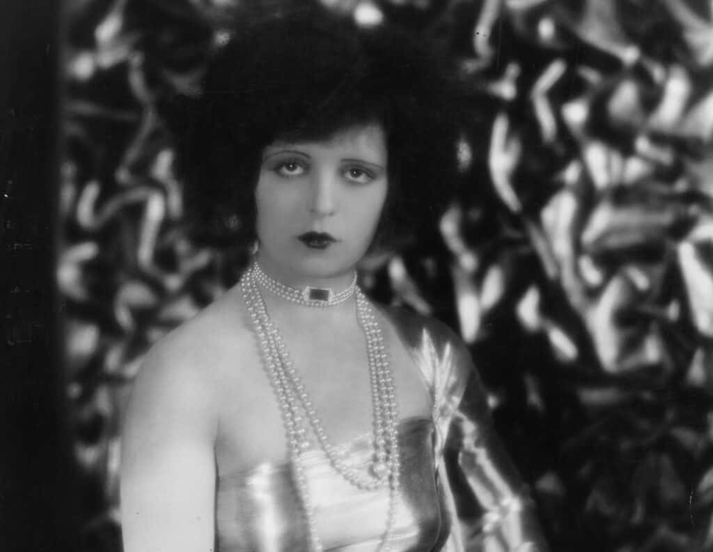 Tragic Facts About Clara Bow, Hollywood’s First “It” Girl