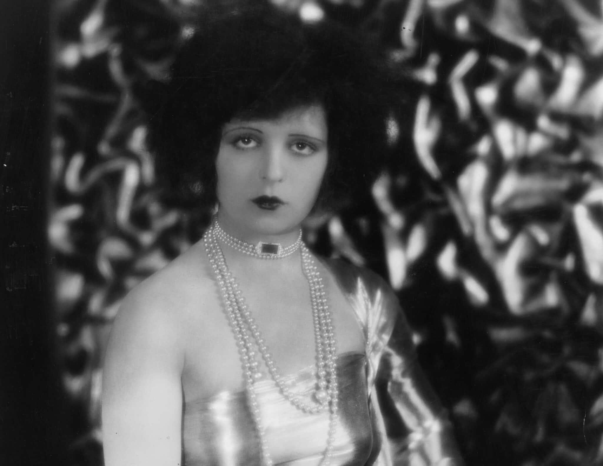 Tragic Facts About Clara Bow, Hollywood’s First “It” Girl