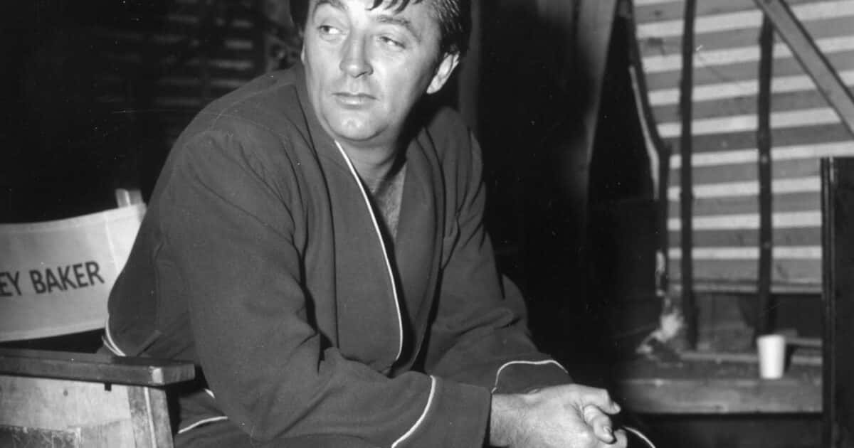 Rebellious Facts About Robert Mitchum, Hollywood's First Bad Boy ...