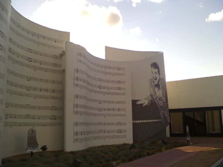 Flamboyant Facts About Liberace, The Scandalous Showman