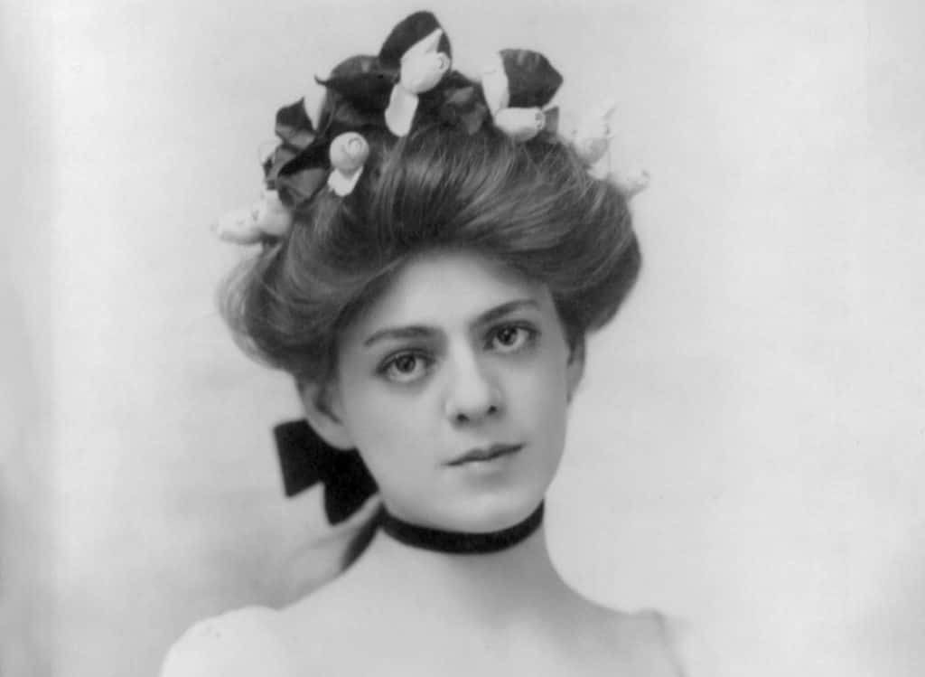 Tragic Facts About Peg Entwistle, Hollywood's First Victim