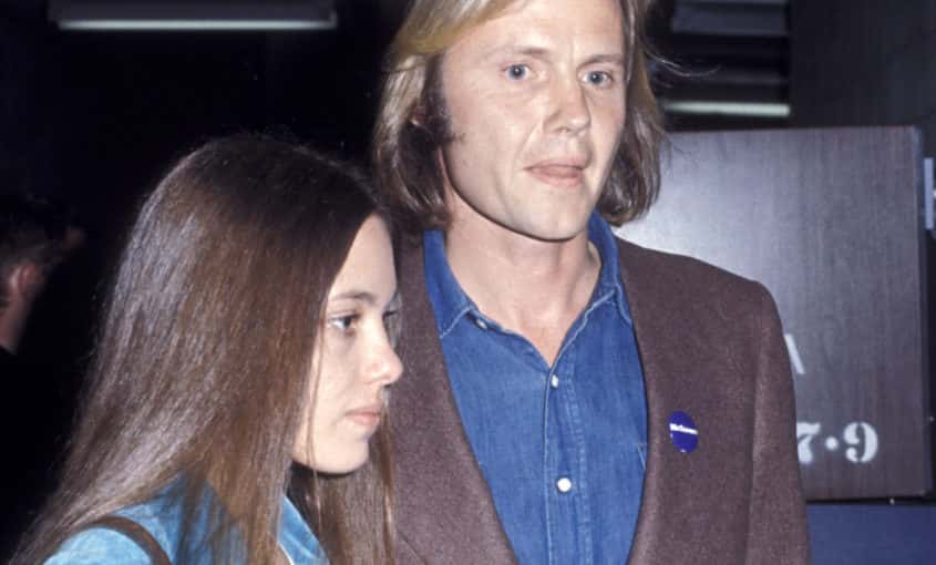 The Truth Behind Angelina Jolie's Feud With Her Famous Dad - Factinate