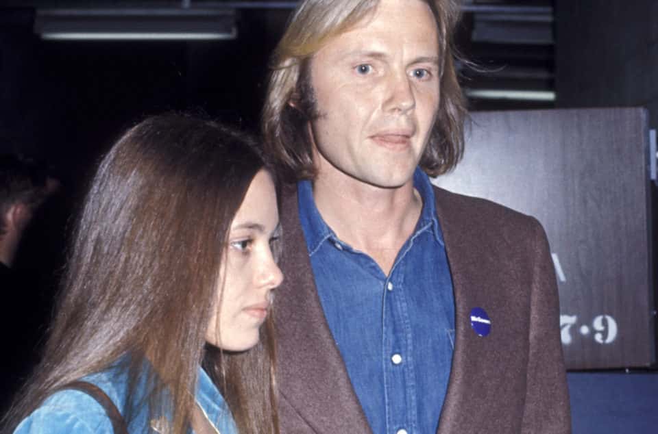 The Truth Behind Angelina Jolie's Feud With Her Famous Dad - Factinate