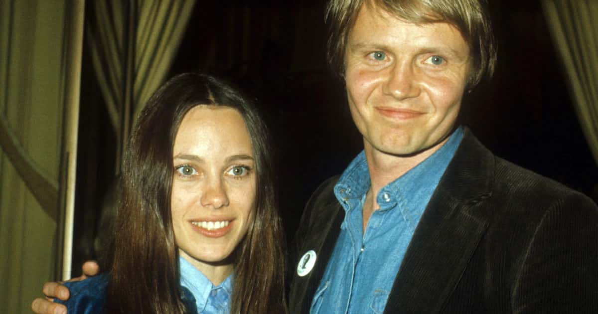 The Truth Behind Angelina Jolie's Feud With Her Famous Dad - Factinate