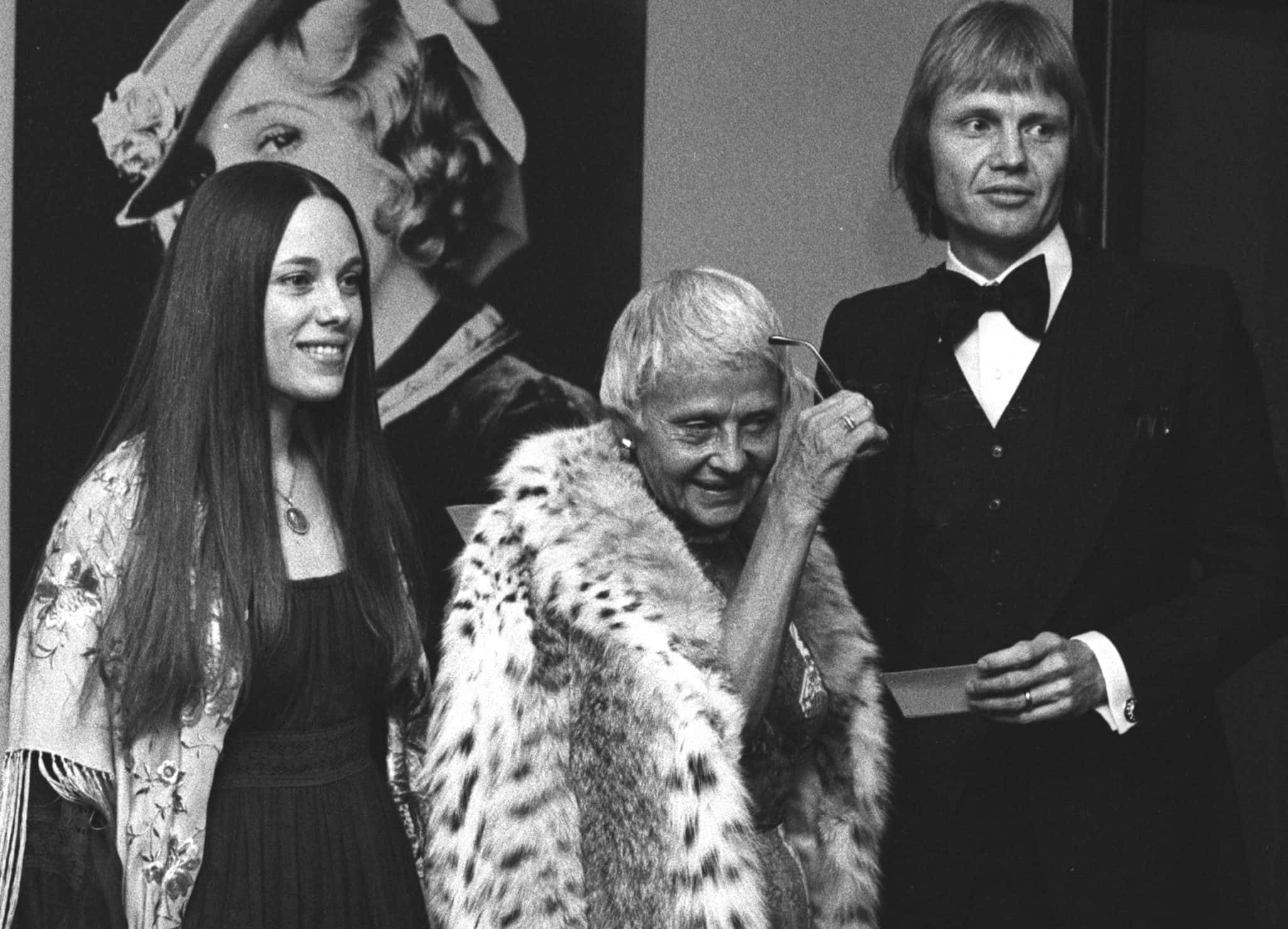 The Truth Behind Angelina Jolie's Feud With Her Famous Dad