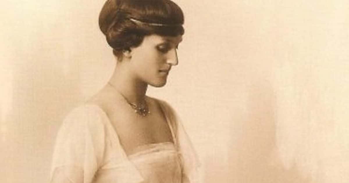 Swoon-Worthy Facts About Madame Manos, The Unrecognized Royal - Factinate