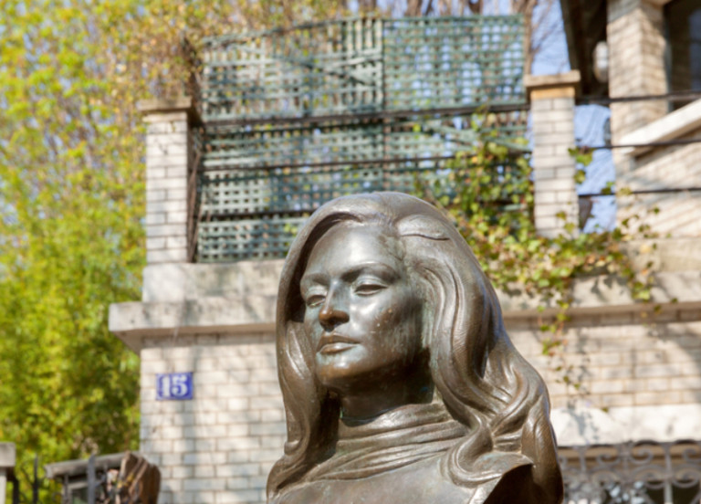 Heart-Wrenching Facts About Dalida, The Tragic Diva