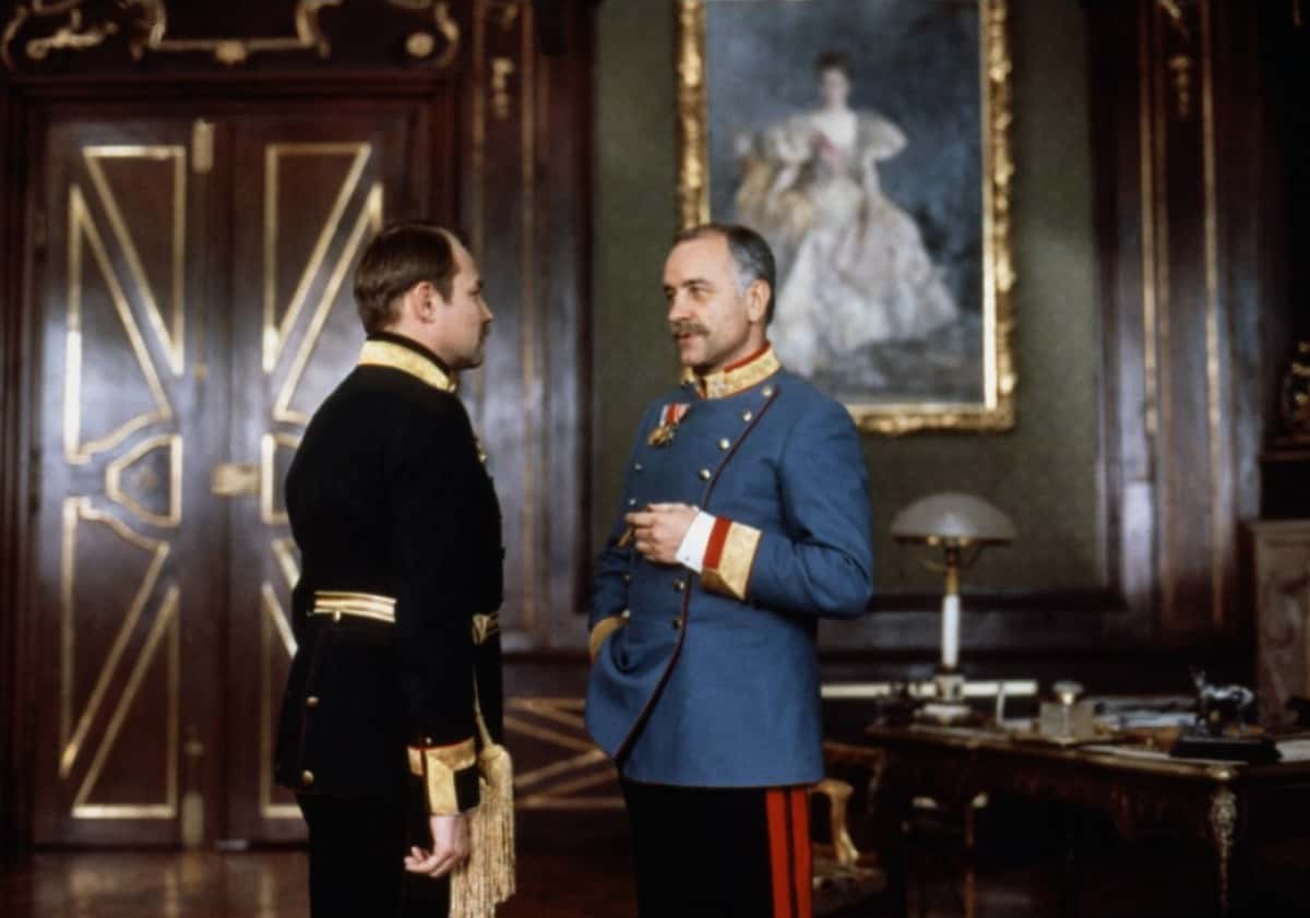 25 Backstabbing Facts About Historical Betrayals